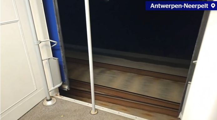KIJK. Trein Antwerpen-Neerpelt rijdt met open deuren tussen Lier en ...