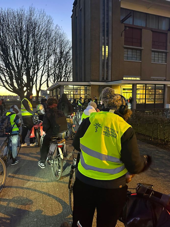 Wachtrij aan voetgangerstunnel op Linkeroever door ingezakte treden van ...