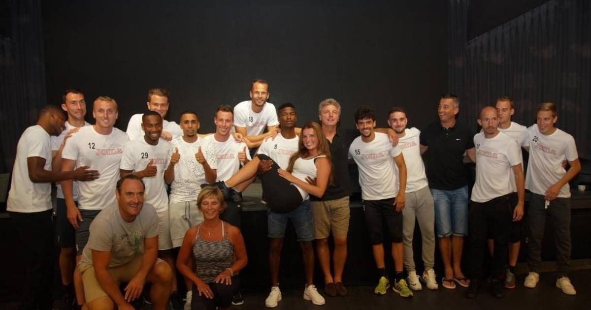 Misskandidate Ellen Caen trakteert KVO-spelers op zumba | Oostende | hln.be