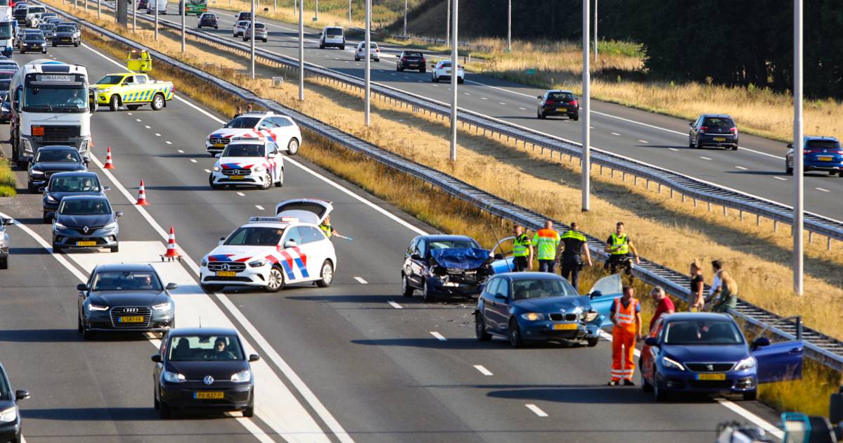 Files in avondspits op A50 bij Apeldoorn door ongeluk en kapotte auto | Apeldoorn | tubantia.nl