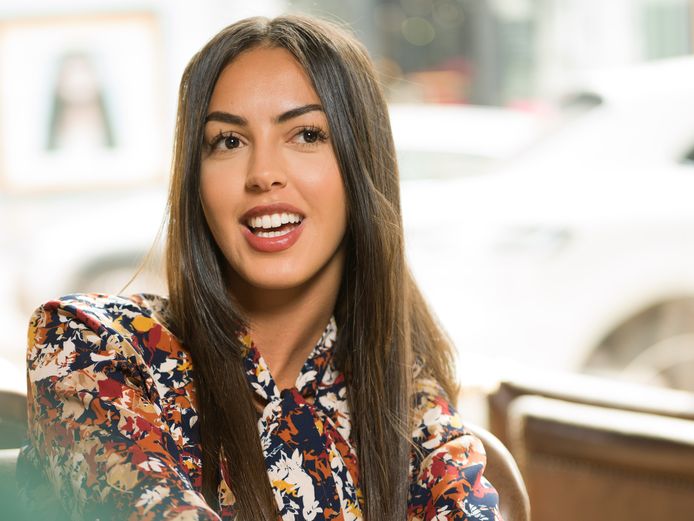 INTERVIEW. Oumi Rayane (22) over Remco, de Vuelta, hun nakende huwelijk ...