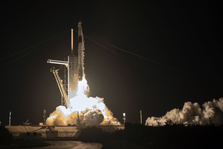 Eerste raket met enkel toeristen succesvol in baan om aarde | Humo