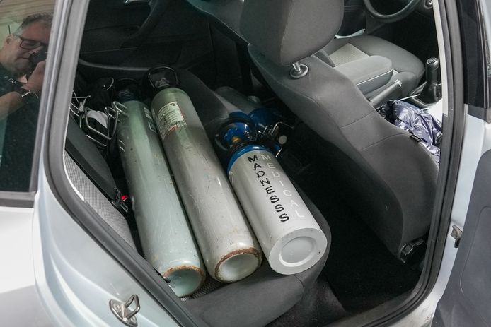 550 kilo lachgasflessen in de auto, ‘dan is het een container’ | Zwolle ...