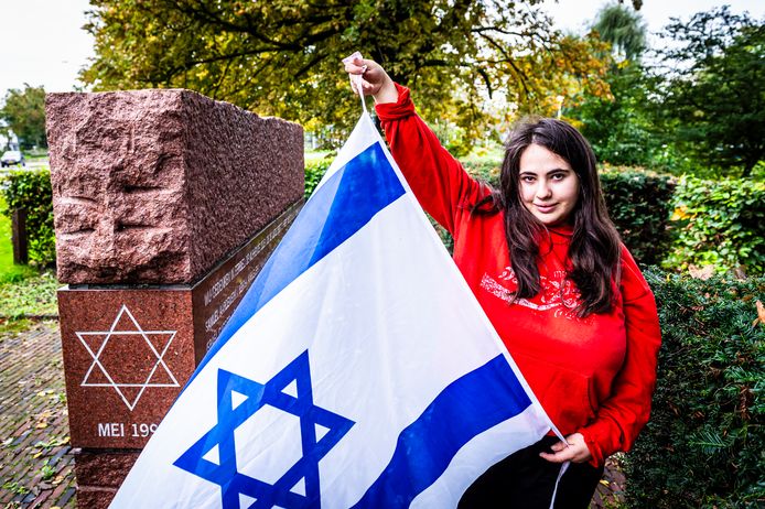 Elona (19) wil dat Joodse jongeren elkaar meer opzoeken: ‘Ik ben altijd uitgekomen voor mijn ...