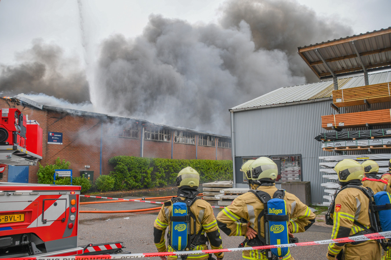 Brand in Montfoort na uren eindelijk bedwongen: tot in de wijde omtrek ...