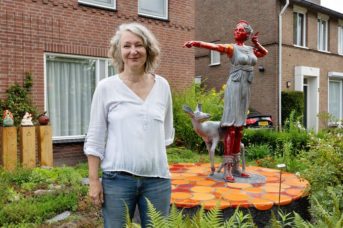 Een knipoog van een godin uit de voortuin van Esther: ‘Een kunstenaar ...
