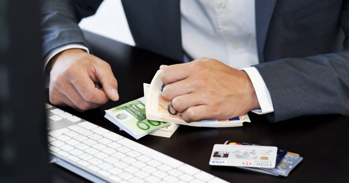 ‘Wonderbelegger’ zonder vergunning gaf miljoenen van klanten uit aan ...