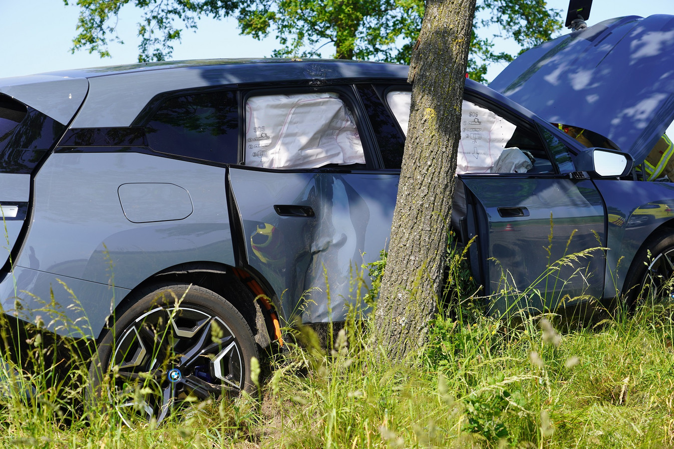 Twee auto’s betrokken bij botsing in Gilze, twee mensen gewond | Foto ...
