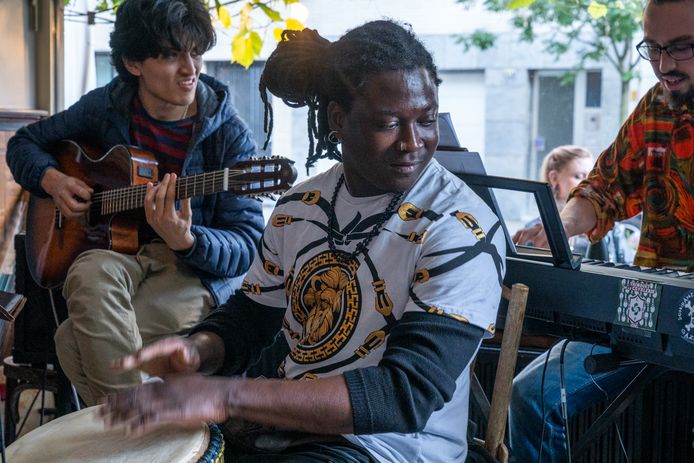 Issa (32) reisde de wereld rond met presidenten en schittert morgen op ...