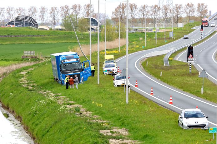 Vrachtwagen raakt van de weg bij Ramspolbrug op N50 en botst tegen lichtmast | 112 nieuws ...