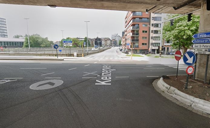 Plots remmen, middenvinger uitsteken en achteruitrijden op ring rond ...