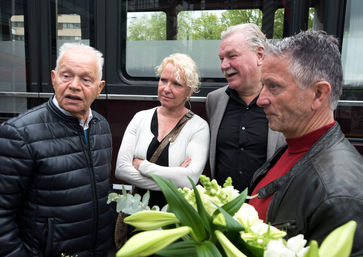 Supporters nemen afscheid van oud-DOS-speler Henk Temming | Foto | AD.nl