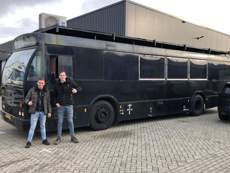 Perry en Bart (20) beginnen kroeg in omgebouwde stadsbus: ‘Soms gaat de ...