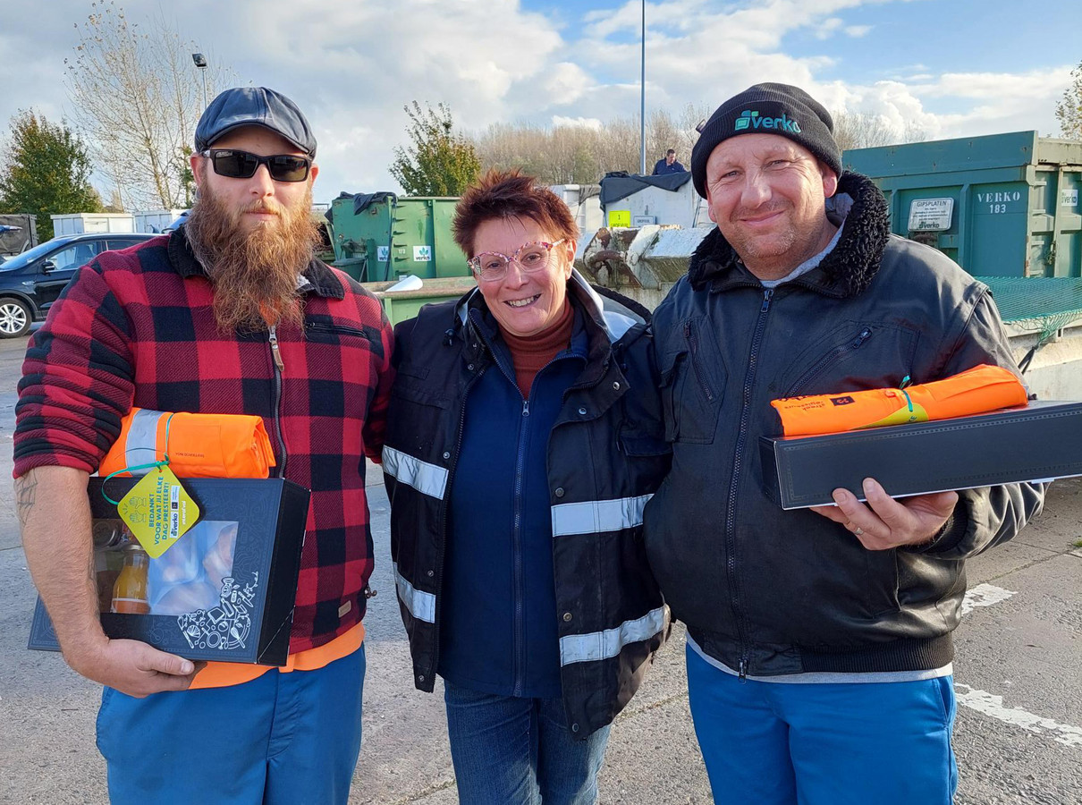 Personeel recyclageparken verrast met koffiekoeken | Foto | hln.be