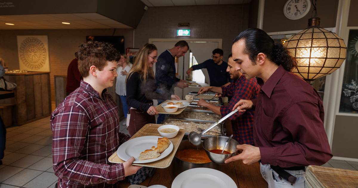 Eten in Zalkerbroek verbindt asielzoekers en vrijwilligers: ‘En ze ...
