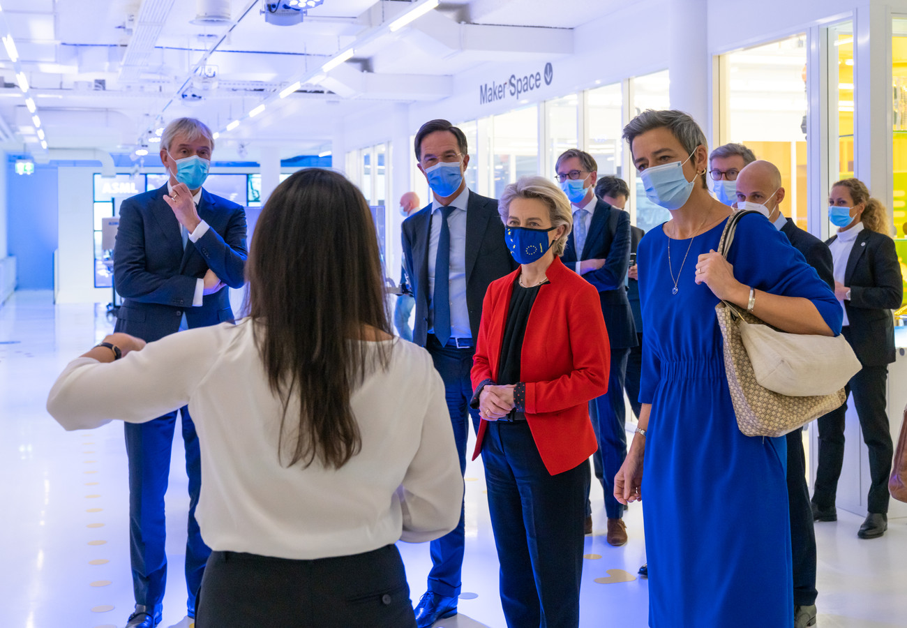 Zware delegatie bezoekt ASML over Europese chipindustrie | Foto | bd.nl