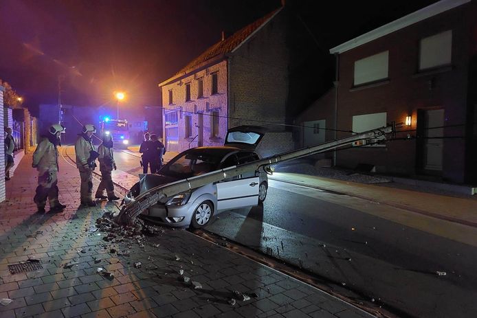 Verdwaalde bestuurder rijdt verlichtingspaal af in Steenbergstraat ...