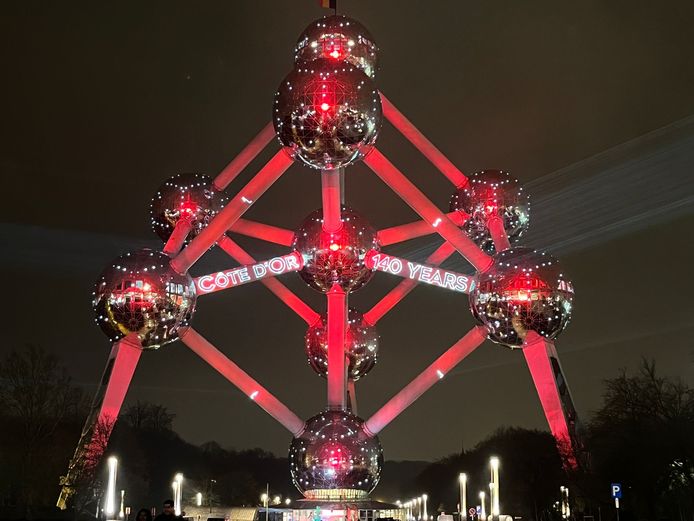 140e verjaardag van Côte d’Or gevierd met lichtshow aan Atomium | Brussel | hln.be