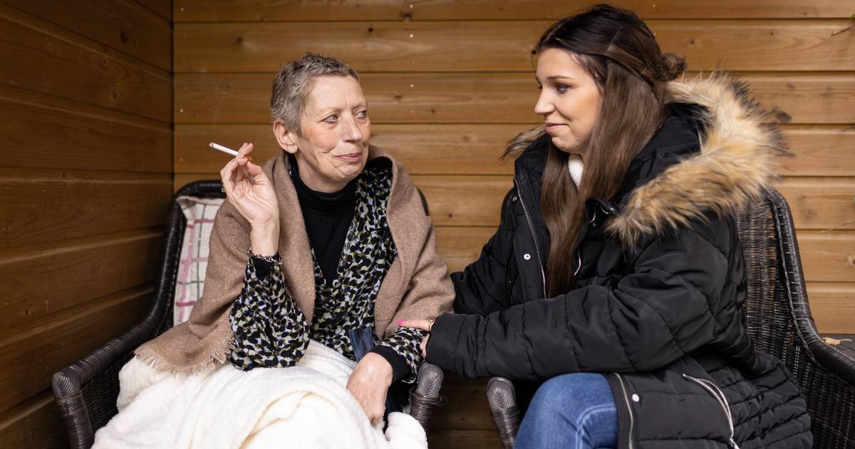 Als de pijn weg is kan Marie-Janne uit Hengelo echt genieten: sigaretje ...