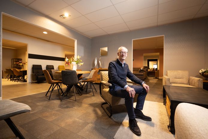 Hier gaan duizenden meubels van failliete winkels tegen bodemprijzen de ...