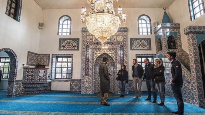 Turken in Almelo ontvangen dvd met Christen-oproep | Binnenland | AD.nl