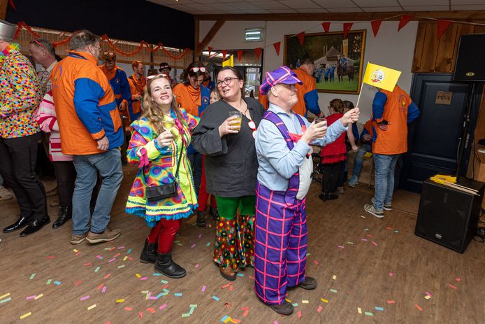Dak eraf bij carnaval voor mensen met beperking bij manege Snorrewind ...