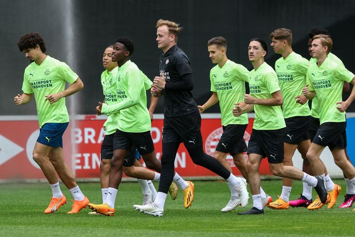 PSV mist basiskrachten in oefenwedstrijd in Oostenrijk, jeugdspelers ...