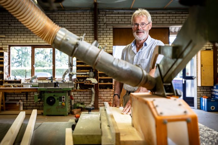 Timmerman Toon (65) uit Weerselo gaat na 50 jaar gewoon door met werken ...