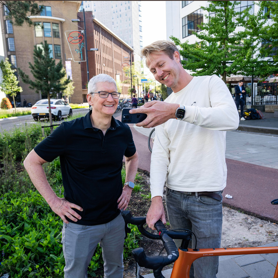 Apple-baas Tim Cook op bezoek bij Jumbo-Visma: ‘Wielrennen kijken wordt ...