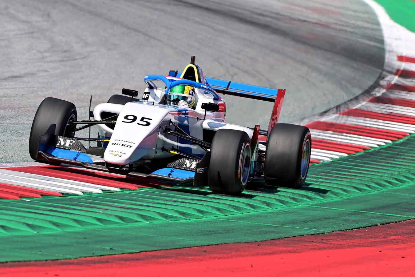 Beitske Visser krijgt gezelschap van Emily de Heus in W Series | Foto ...