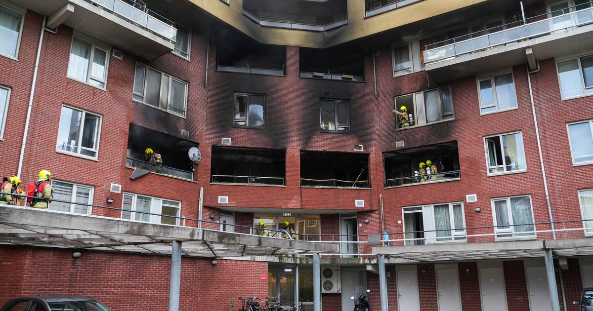 Acht appartementen onbewoonbaar na uitslaande brand in flat Rotterdam ...