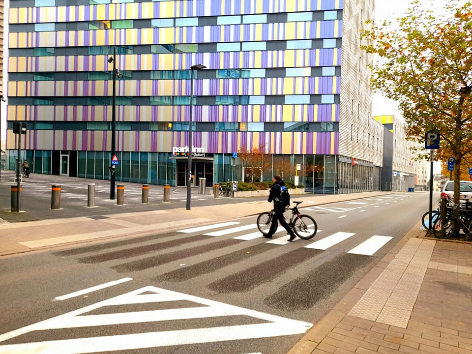 Waarom werd het zebrapad op de Martelarenlaan gehalveerd? | Foto | hln.be