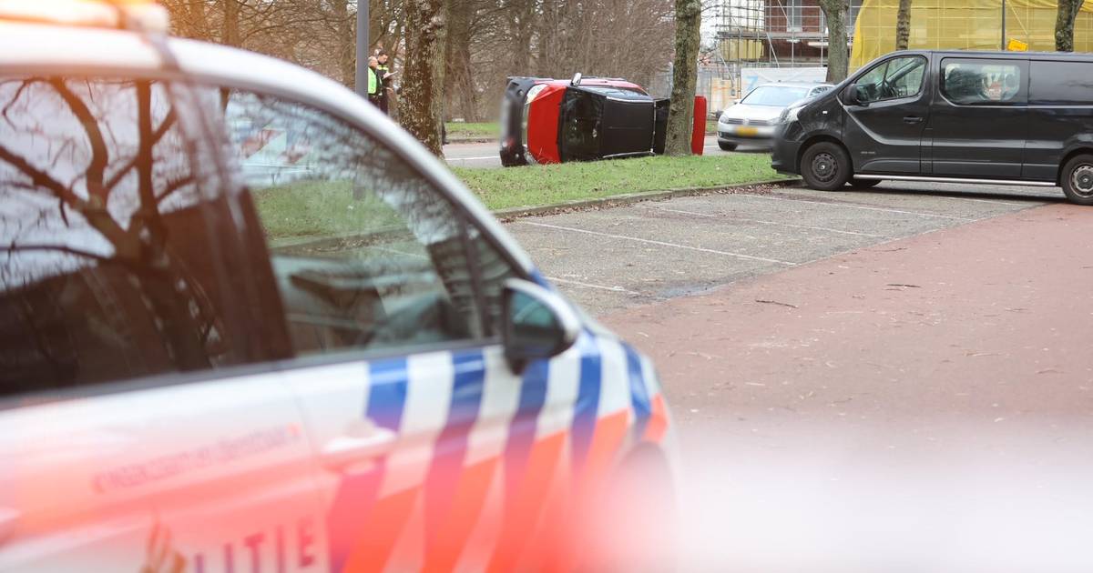 Auto rijdt in Den Bosch met hoge snelheid op agenten in, politie lost ...