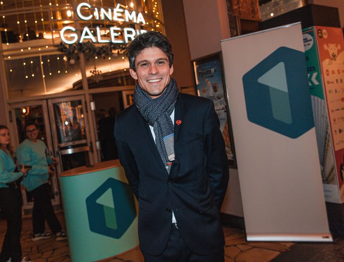 IN BEELD. Tom Waes poseert met enkele Romeinse soldaten op de première ...