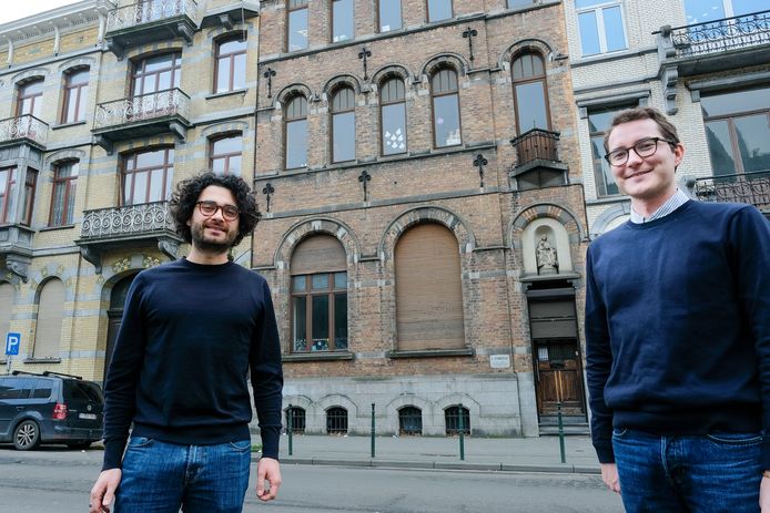 Huis te duur in Brussel? Deze 10 vrienden kochten samen een oud ...