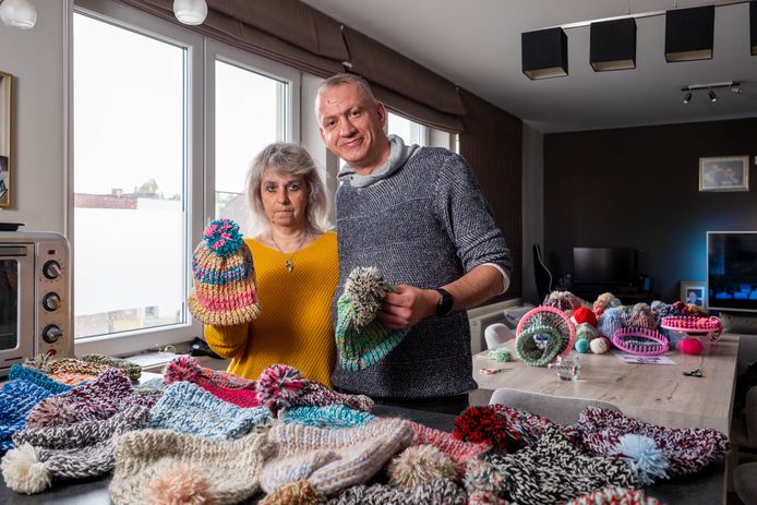 Kevin (42) en Arianne (51) breien mutsen voor het goede doel: “De ...