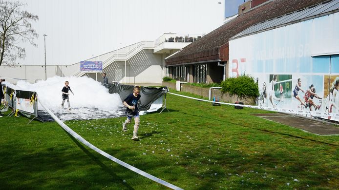 IN BEELD. Van schuim- tot modderbad: recordaantal deelnemers voor Wase ...