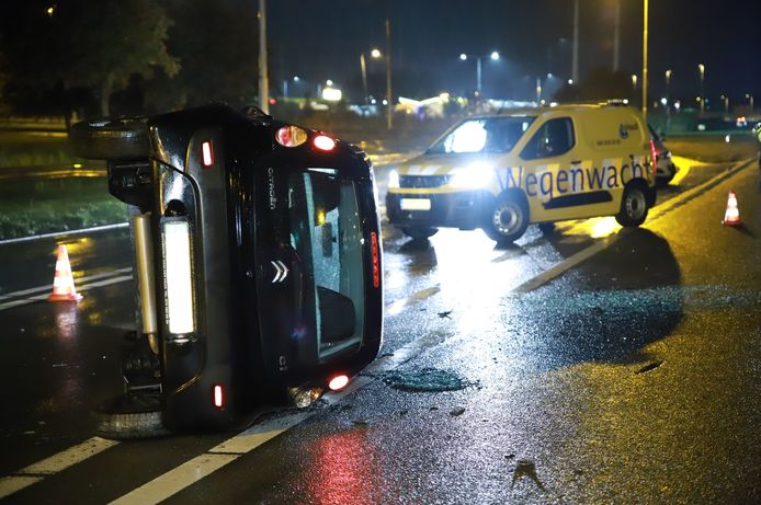 Auto belandt op zijkant op oprit snelweg bij Den Hoorn | Delft | AD.nl
