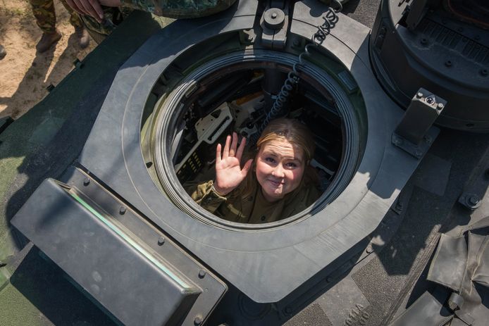 Prinses Amalia vloog mee met F-16, voer met onderzeeër en reed in tank ... Prinses Amalia vloog mee met F-16, voer met onderzeeër en reed in tank ...