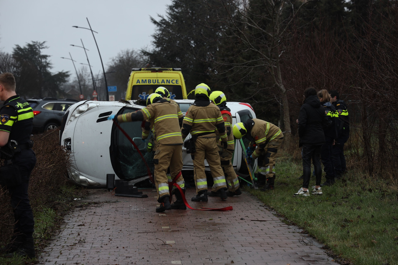 Auto belandt op zijkant in Uden, gewonde naar ziekenhuis | Foto | AD.nl