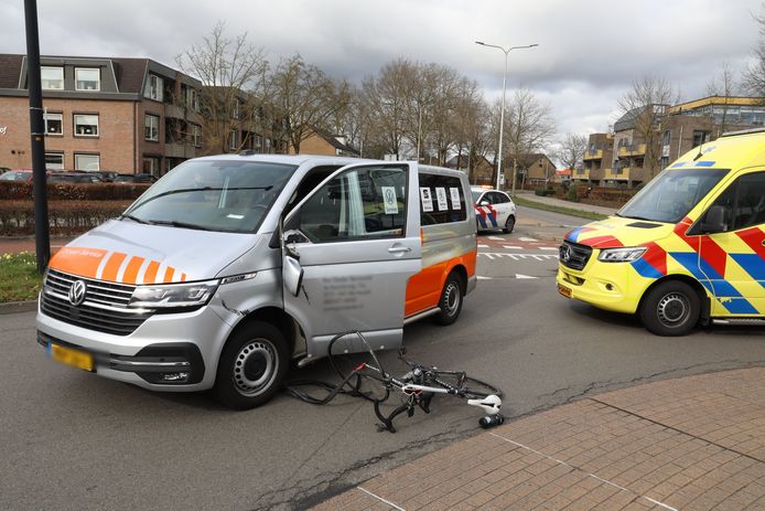 Wielrenner raakt gewond bij botsing met bestelbus in Voorthuizen | Amersfoort | gelderlander.nl