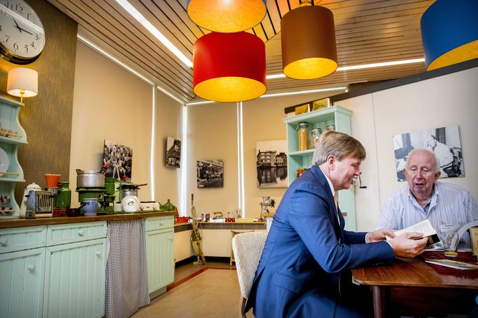 Koning stapt in tijdmachine | Gezond | AD.nl