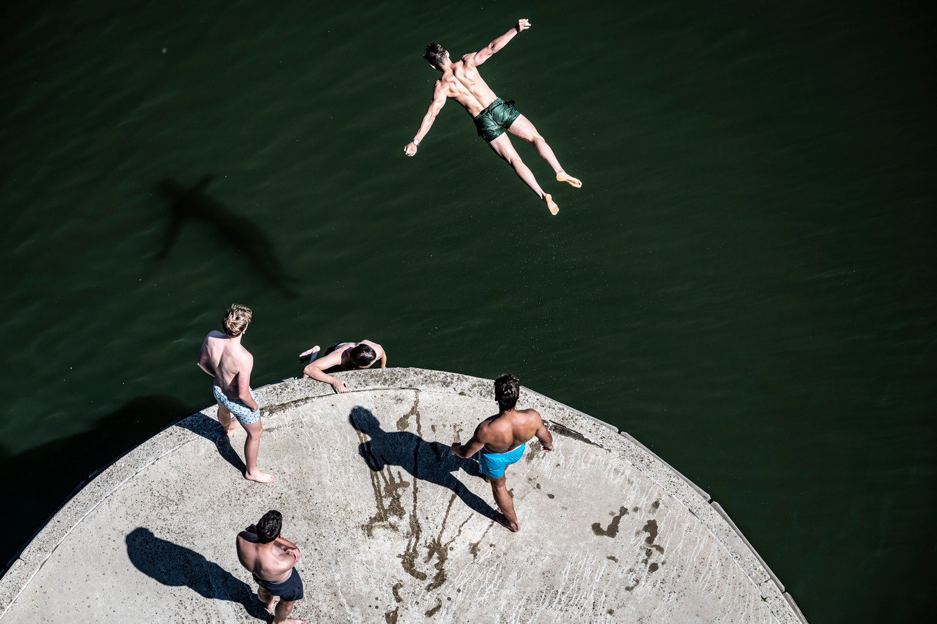 Geniet, maar pas op: ‘Als je oververhit het water in springt, kan je ...