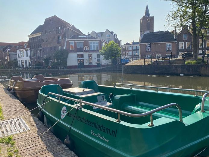 Schiedamse waterfietsen krijgen grijpstok om vuil mee uit het water te ... Schiedamse waterfietsen krijgen grijpstok om vuil mee uit het water te ...
