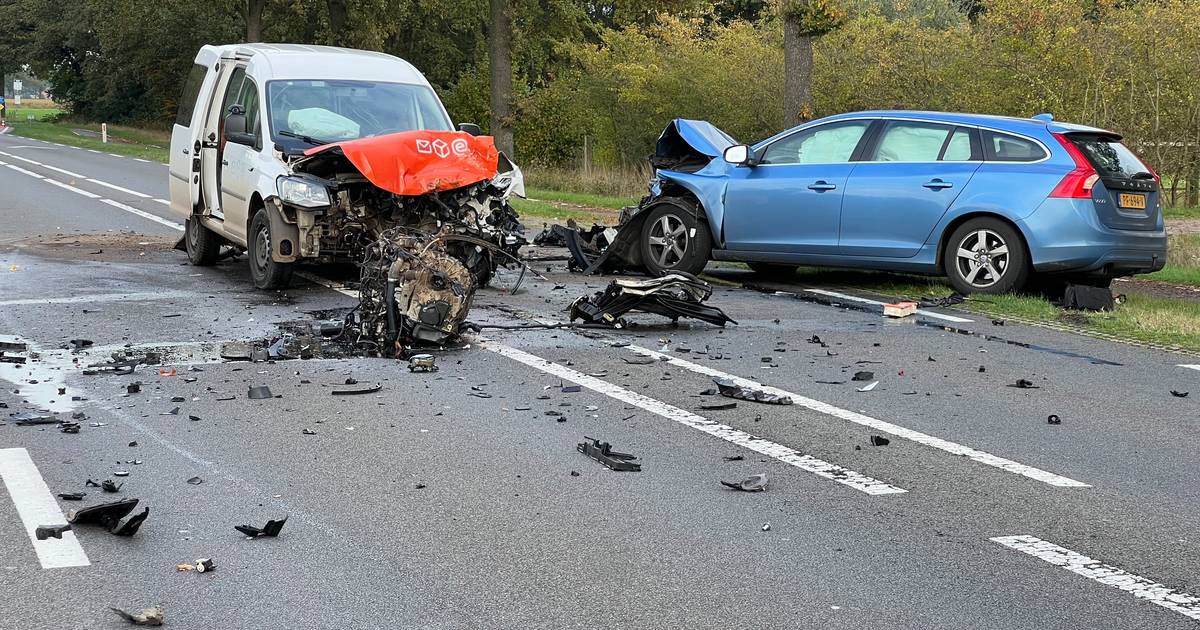 Motorblok vliegt uit Post NL-busje bij zwaar ongeluk tussen Raalte en ...
