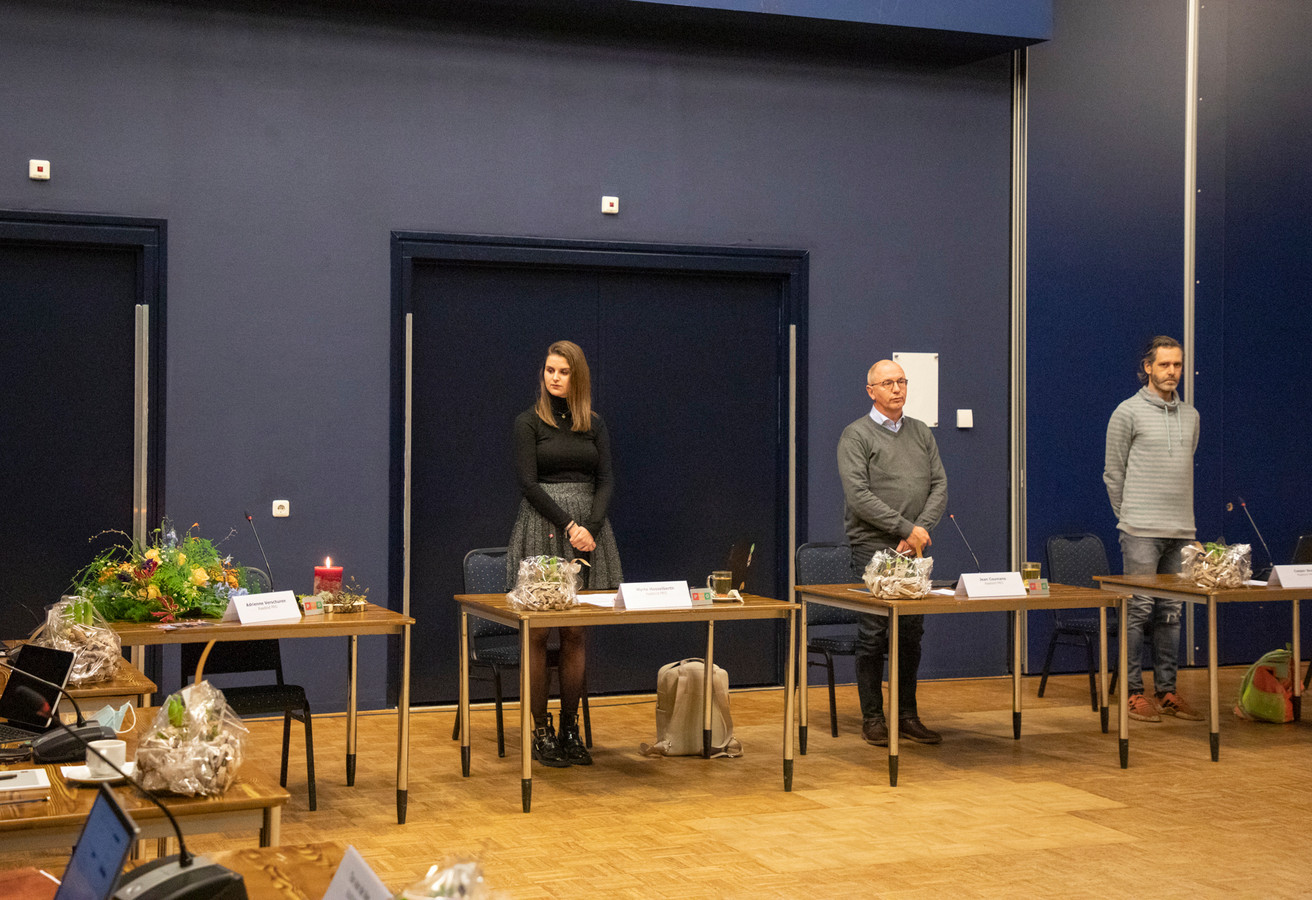 De elf mooiste en heftigste foto's uit 2021: felle brand bij de Beekse ...