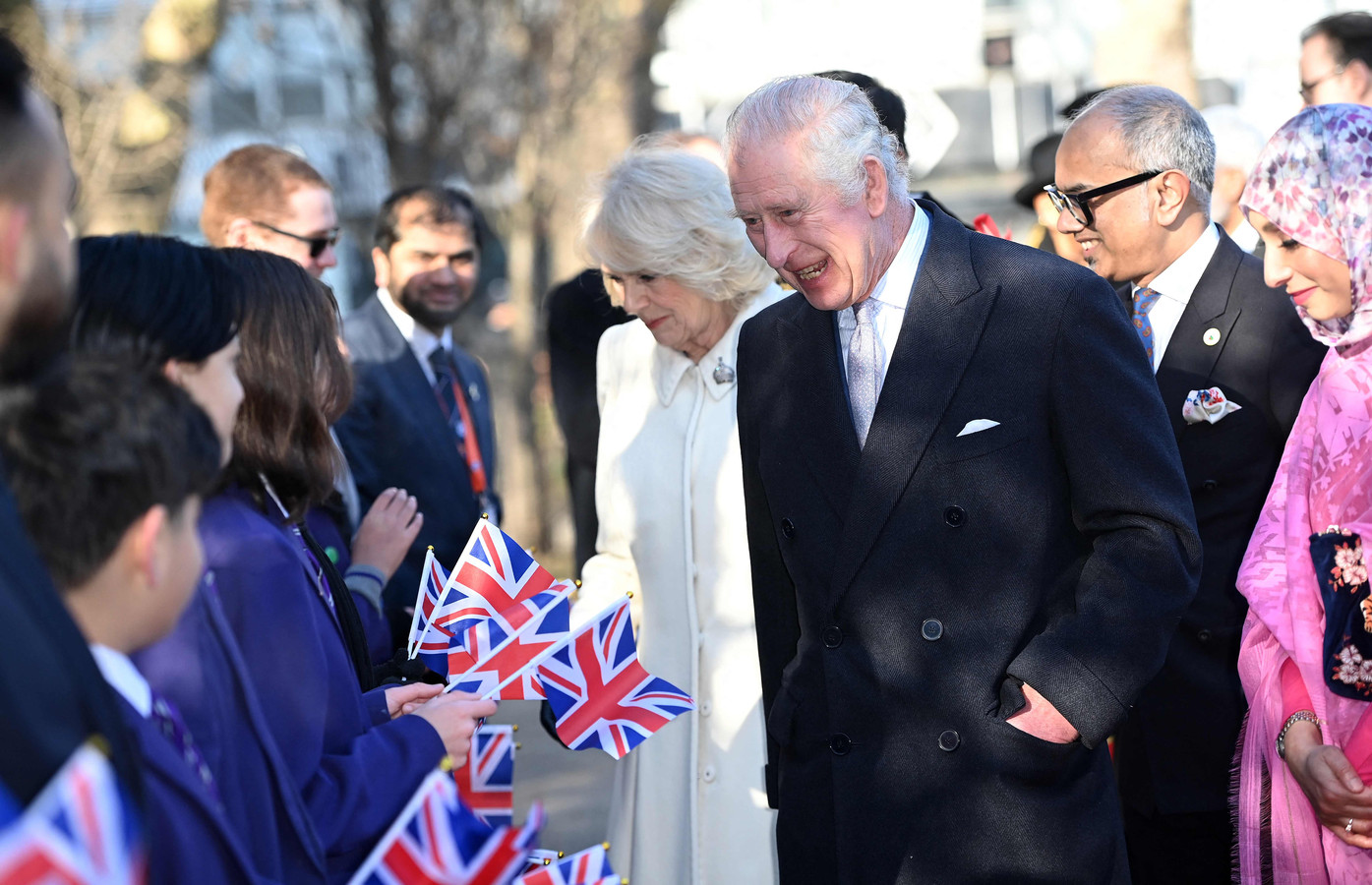 Kapotte sok van koning Charles gaat viraal: ‘Heeft hij dan geen ...