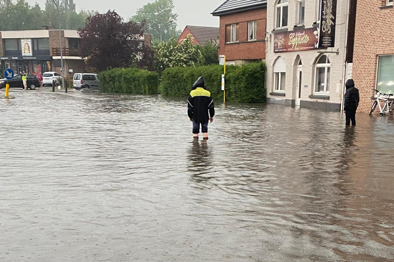 Hevige regenval zet Stationsstraat onder water | Foto | hln.be Hevige regenval zet Stationsstraat onder water | Foto | hln.be