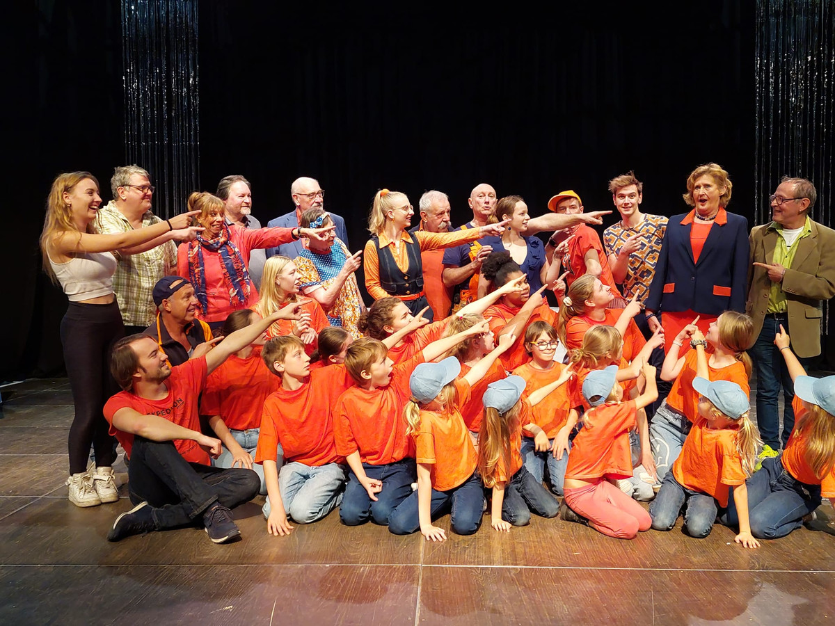 Vree Wijs! Theater spelt op hilarische wijze de les in ‘Een Uur is 50 ...
