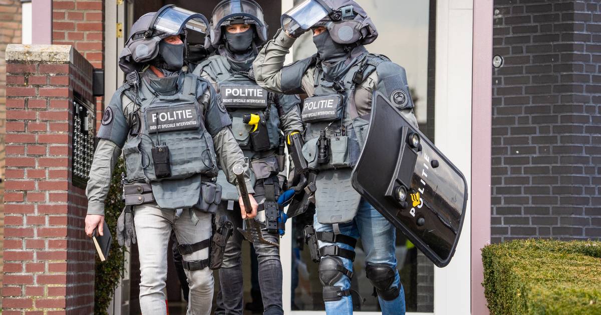 Arrestatieteam houdt na mishandeling en dreiging met vuurwapen man in ...